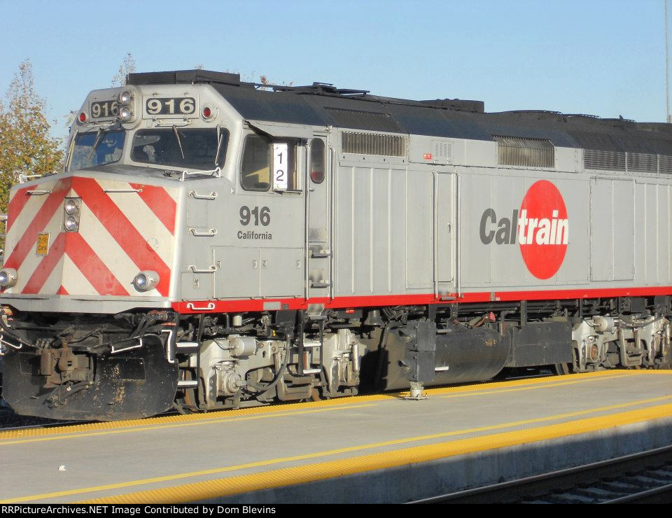 F40 #916 leads Southbound Caltrain